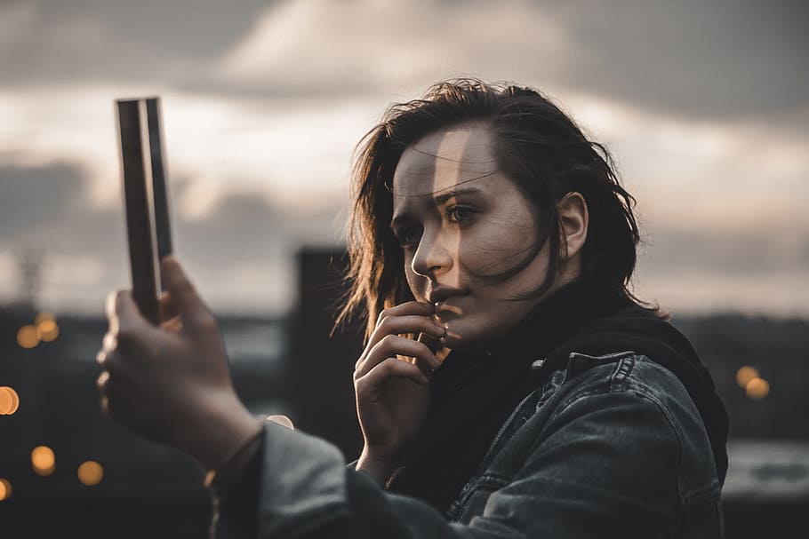 The success in online modeling, between hard work and luck
